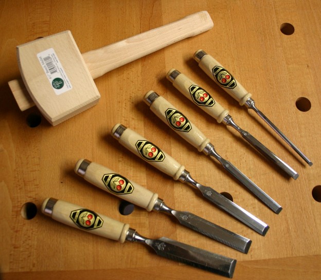 Set Of Six Chisels In Wooden Box - Two Cherries USA